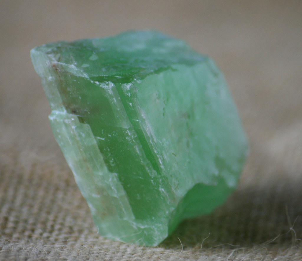 Kalcyt szmaragdowy: właściwości magiczne zielonego kryształu - extrasens